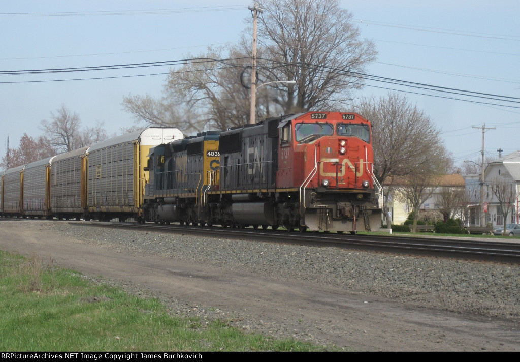 CN 5737 and CSX 4039